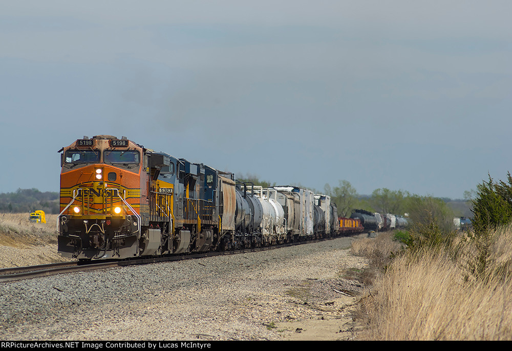 BNSF 5198 westbound BNSF manifest train